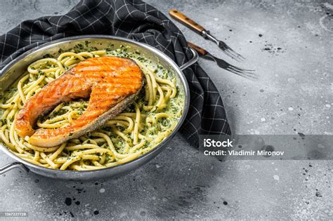 크리미한 시금치 소스와 구운 연어 스테이크를 곁들인 피렌체 파스타 회색 배경 맨 위 보기입니다 복사 공간 건강한 식생활에 대한 스톡 사진 및 기타 이미지 Istock