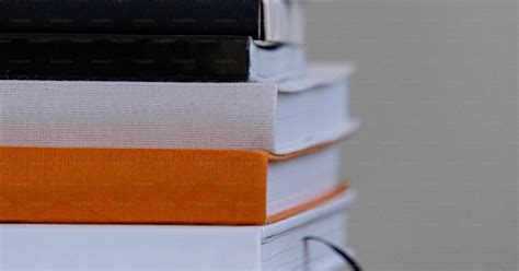 하얀 탁자 위에 놓여 있는 책 더미 사진 Unsplash의 本 이미지