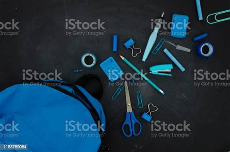 칠판 배경에 학교 가방과 플랫 누워 파란색 문구 용품 학교 컨셉으로 돌아가기 탑 뷰 가위에 대한 스톡 사진 및 기타 이미지