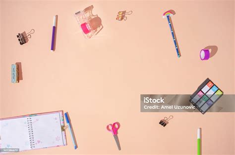 학교 개념 파스텔 핑크 배경에 학생들의 용품 연필 크레용 스카치 테이프 노트북 복사 공간이있는 학교 창조적 인 배경으로 돌아