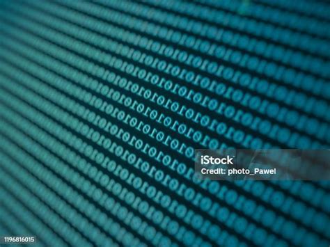 이진 코드 번호가 있는 진한 녹색 배경입니다 데이터 침해 맬웨어 사이버 공격 개념 데이터 유출에 대한 스톡 사진 및 기타 이미지 데이터 유출 1 개념 Istock