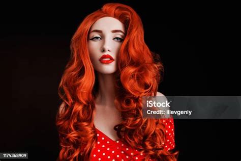 검은 배경에 창백한 피부와 빨간 입술빨간 머리 여자 복고풍 드레스에 구리 머리를 가진 소녀입니다 빨간 곱슬 가발 빨간 머리