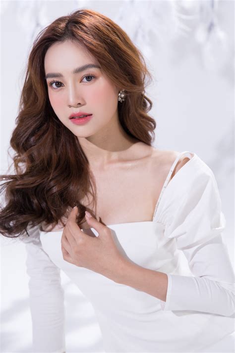 Ninh D Ng Lan Ng C H H Ng Khoe Vai Tr N H T M T Trong B Nh M I Tinmoi