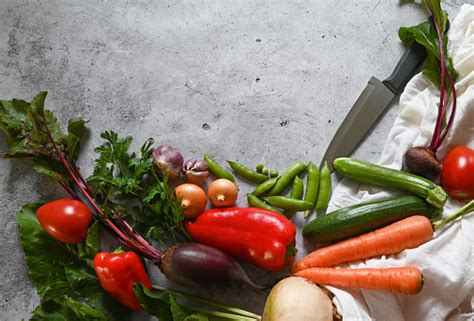 음식 요리 배경 신선한 로즈마리 실란트로 바질 체리 토마토 고추 올리브 오일 검은 슬레이트 테이블에서 향신료 허브와 야채 식품 성분이 최고보기 0명에 대한 스톡 사진 및