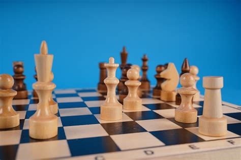 체스판에 흰색과 검은 색 나무 조각 파란색 배경에 게임 중에 설정 된 체스 보드 결정에 대한 스톡 사진 및 기타 이미지 결정 경기 스포츠 경쟁 Istock