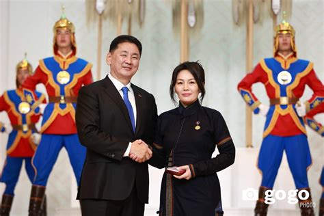 ФОТО Үндэсний баяр наадмын өмнө төрийн дээд одон медалиар энгэрээ мялаалгасан эрхмүүд