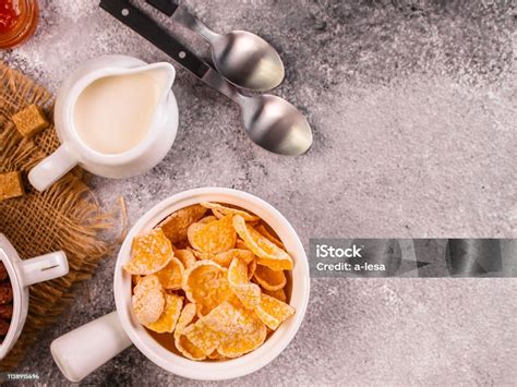 옥수수 조각 커피 코 티 지 치즈 빵 버터 계란 잼 등 어두운 배경에서 아침 식사를 위한 다른 재료 복사 공간이 있는 평면도 가정 생활에 대한 스톡 사진 및 기타 이미지