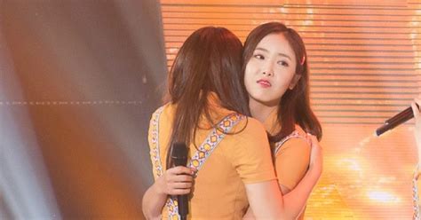 [on포토] 여자친구 우는 엄지 다독이는 신비