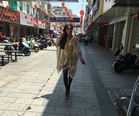 身穿文胸丝袜高跟鞋网红男惊现浙江某街头女人都自叹不如