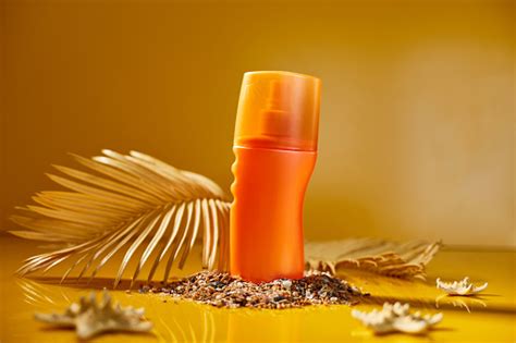 조개껍데기 모래 노란색 배경이 있는 자외선 차단제 튜브 모형 0명에 대한 스톡 사진 및 기타 이미지 0명 개념 계절 Istock