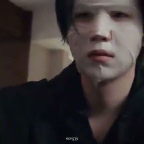 قطه تعتني ببشرتها Youtube