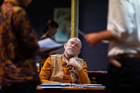 РАЗБИВАЩ КОМЕНТАР Малкович не просто е избрал пиеса с която да уязви българите Той е търсил