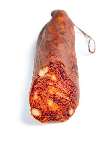 쿨렌은 흰색 배경에 고립 전통적으로 크로아티아와 세르비아에서 생산 된 붉은 파프리카와 다진 돼지 고기로 만든 고기 소시지 0명에 대한 스톡 사진 및 기타 이미지 Istock