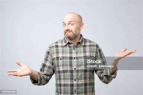 혼란된 성숙한 남자의 손으로 몸짓 하는 흰색 배경 위에 서 있는 초상화 광고에 대한 스톡 사진 및 기타 이미지 광고 그루터기 얼굴부위 털 길이 Istock