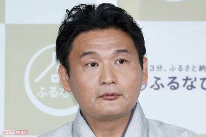 貴乃花のイケオジ化が大反響トレードマークのマフラーを会議中でも巻くのは古傷の影響で首元に風が当たらないようにするため2ページ目