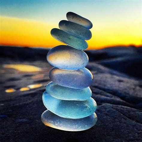 大自然的美丽馈赠：晶莹剔透的海玻璃赏析