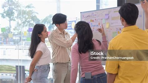 회의 중에 함께 일하고 화이트 보드에 아이디어를 작성하는 데 중점을 둔 창업 비즈니스 팀 25 29세에 대한 스톡 사진 및 기타 이미지 25 29세 30 34세 계획