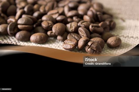 커피 콩에 대 한 배경입니다 검은 배경에 텍스트를 위한 공간입니다 브로셔 전단지 디자인 서식 파일입니다 음식 메뉴 디자인 갈색에 대한 스톡 사진 및 기타 이미지 Istock