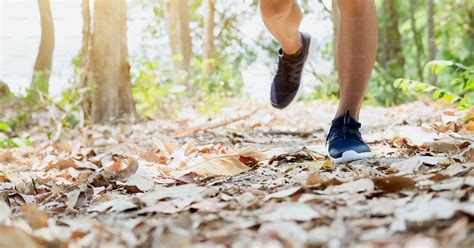 피트니스를 위해 야외에서 운동하는 트레일 러닝맨 건강한 피트니스 공원과 야외 개념 사진 Unsplash의 운동 이미지