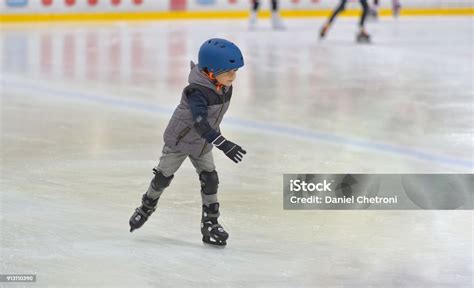 사랑 스러운 작은 소년 보호 아이스 링크에서 스케이트와 겨울 옷 아이스 스케이팅에 대한 스톡 사진 및 기타 이미지 아이스 스케이팅 아이 스케이트보드 타기 Istock