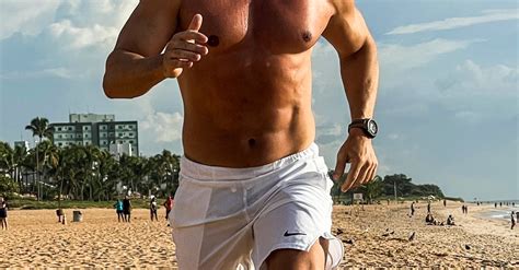 개인적 성장 건강 결단 근육질의 남성 남아메리카 남자 달리는 동기 부여 라이프스타일 모래 몸매가 좋은 바다 브라질 산길 상의 탈의 선글라스