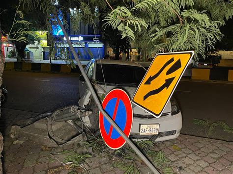 រថយន្ត តូយ៉ូតា ព្រុស បេីក រេចង្កូត បុក បង្គោល ស្លាក សញ្ញា និង បង្គោល ទង់ ជាតិ បាក់ រងការ ខូចខាត