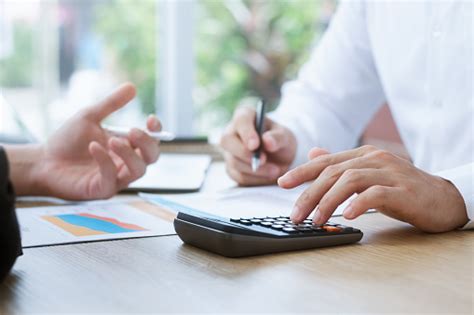 비즈니스 팀워크 계산기로 이익과 비용 계산 성장 차트 분석 및 투자 사업 계획 및 판매 이익을 극대화하기위한 전략 장기 계획 2