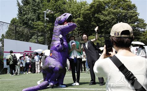 방탄소년단 2024 페스타 찾은 공룡 아미 뉴스1