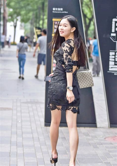 街拍，轻熟女穿黑色露背包臀裙，侧身回头的样子好迷人