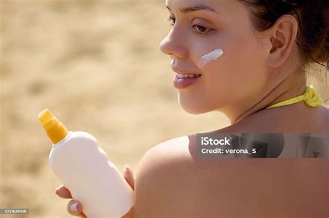 아름 다운 여자 얼굴 초상화 뷰티 스킨 케어 개념 얼굴에 선탠 로션을 바르는 젊은 여자 자외선 차단제 솔라 크림 자외선 차단 소녀는 모이스처 라이저 자외선 차단제를