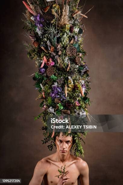 살아있는 다양한 식물과 꽃으로 만든 거대한 길쭉한 머리 장식을 가진 남자 자연의 아이 멋진 생물 아트 객체 20 24세에 대한