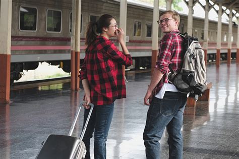 남자 및 여자 가방 수하물 기다리는 역에 기차 휴일에 함께 사랑 커플 여행자 여행 떠남에 대한 스톡 사진 및 기타 이미지