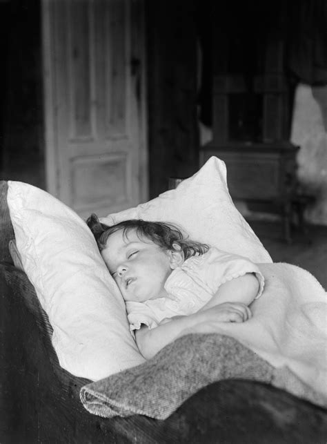 베개가 있는 침대에 누워 있는 어린 소녀 사진 Unsplash의 무료 초상 이미지