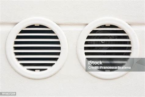 석고 벽에 대한 내부 에어컨 용 흰색 플라스틱 환기 그릴 외부에서 공기 흡입 및 내부에서 뜨거운 공기 배출을위한 이중 그릴