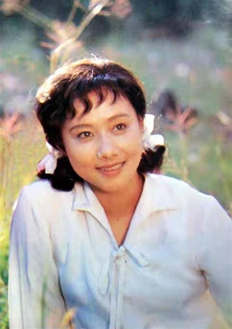 80年代当红女星黄梅莹，凭《渴望》爆红，如今过得怎么样了？文艺表演生活因为