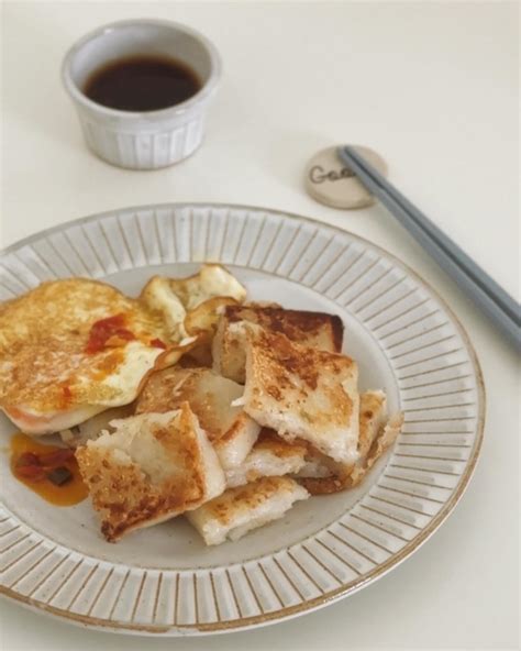 Roka珈常日々雜話曆 開箱 全聯買的冷凍麥味登蘿蔔糕 我覺得吃起來就是早餐店蘿蔔糕😂 還可以，不錯吃啦！ 已經是分切好的包裝很