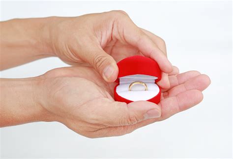 손 금 결혼 반지 흰색 배경에 고립 된 빨간 선물 상자를 들고 2월에 대한 스톡 사진 및 기타 이미지 2월 개념 개념과 주제 Istock