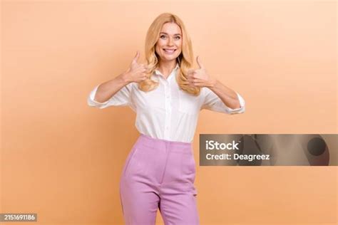 낙관적 인 금발 머리 곱슬 곱슬 한 성숙한 나이 여성의 사진 선임 고용 관리자 더블 엄지 손가락 신청자 베이지 색 배경에 고립 40 44세에 대한 스톡 사진 및 기타 이미지