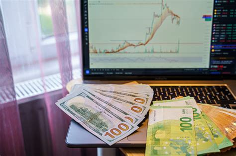 미국 달러와 유로 지폐를 컴퓨터 화면에 쌓아 놓고 주식 차트가있는 모니터 0명에 대한 스톡 사진 및 기타 이미지 0명 1 달러 지폐 미국 지폐 통화 100 Istock