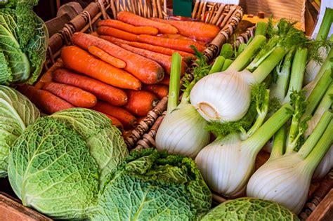 갓 수확한 채소를 현지 시장에 전시하여 이른 아침 햇살을 받으며 생생한 색상과 유기농 농산물을 선보입니다 거리에 대한 스톡 사진 및 기타 이미지 Istock