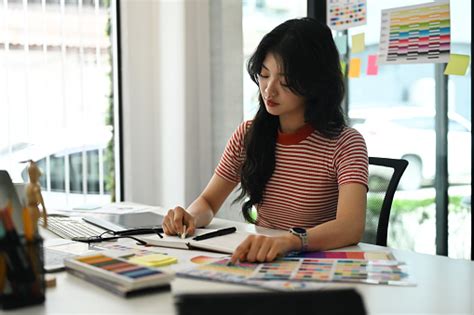 컬러 팔레트로 작업하는 젊은 창조적인 여성 그래픽 스튜디오에서 디자인 프로젝트를 위한 색상 샘플을 선택합니다 20 24세에 대한 스톡 사진 및 기타 이미지 Istock