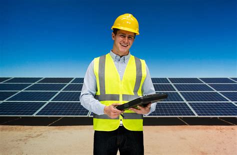 2029세 성인 잘생긴 자식 남성 청년 빌딩 계약자 건설 노동자 전기 기술자 기술자 설치 실외용 의 카메라에서 만 허리 정면 보기 보고 건설업자에 대한 스톡 사진 및 기타