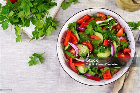 붉은 양파 파프리카 후추 파슬리를 곁들인 토마토와 오이 샐러드 비건 음식 다이어트 메뉴 맨 위 보기 플랫 레이 건강한 식생활에 대한 스톡 사진 및 기타 이미지 Istock