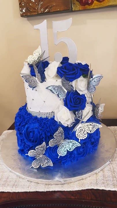 Pastel Con Rosas Azules Y Blancas Artificiales Cake Pasteles Pastel