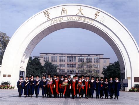 一夜之间暨南变身“金拱门”？说出你和暨南校门的故事