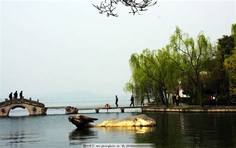 杭州西湖边的雕塑图片 节日海报 海报设计 图行天下素材网