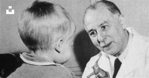 검은 색과 흰색 양복에 소년을 안고있는 흰색 드레스 셔츠를 입은 소년 사진 Unsplash의 무료 사람의 이미지