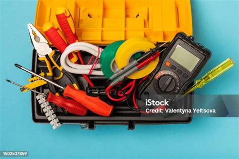 복사 공간이 있는 파란색 배경에 전기 장비 평면도 전기 공구 세트 멀티 미터 테스터 스크루 드라이버 커터 덕트 테이프 램프 줄자 및 와이어 플렛 누워 0명에 대한 스톡 사진