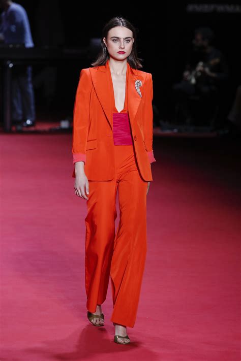 البناطيل المرجانية تعزز أناقتك بأسلوب جريء في موسم الشتاء مجلة هي