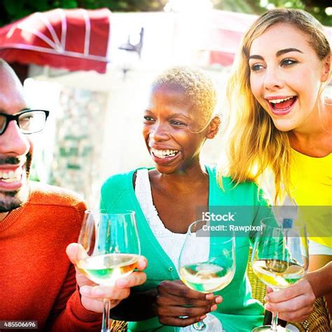 활기참 파티라는 프렌즈 우호성 카페 매달기 주시나요 컨셉입니다 2015년에 대한 스톡 사진 및 기타 이미지 2015년 남자 동양인 Istock